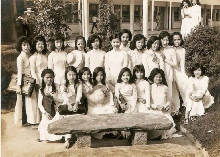 Hình ảnh đẹp về nữ sinh ở các trường nữ trung học năm xưa: Gia Long, Trưng Vương, Đồng Khánh ...