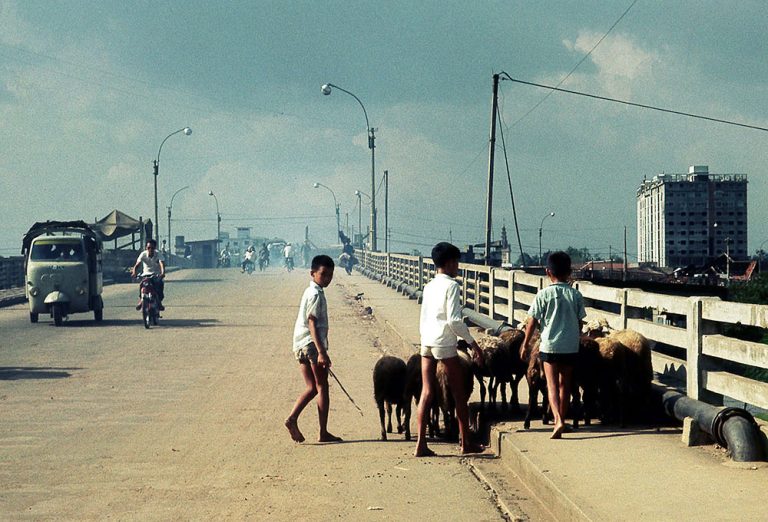 Sài Gòn tuyệt đẹp năm 1968-1969 qua 100 tấm ảnh của Brian Wickham